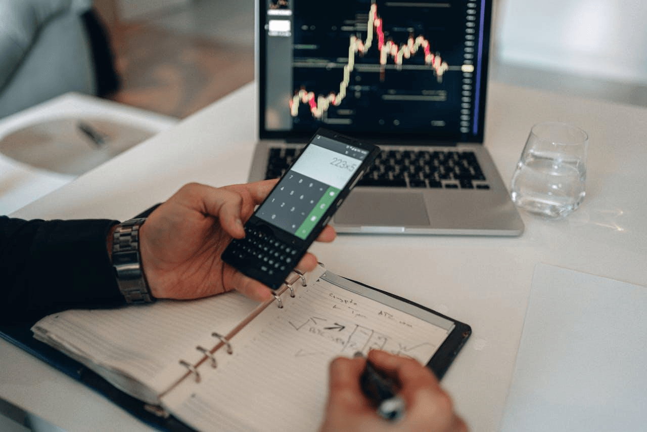 How Modern Traders Use Data and Analytics to Improve Decision-Making